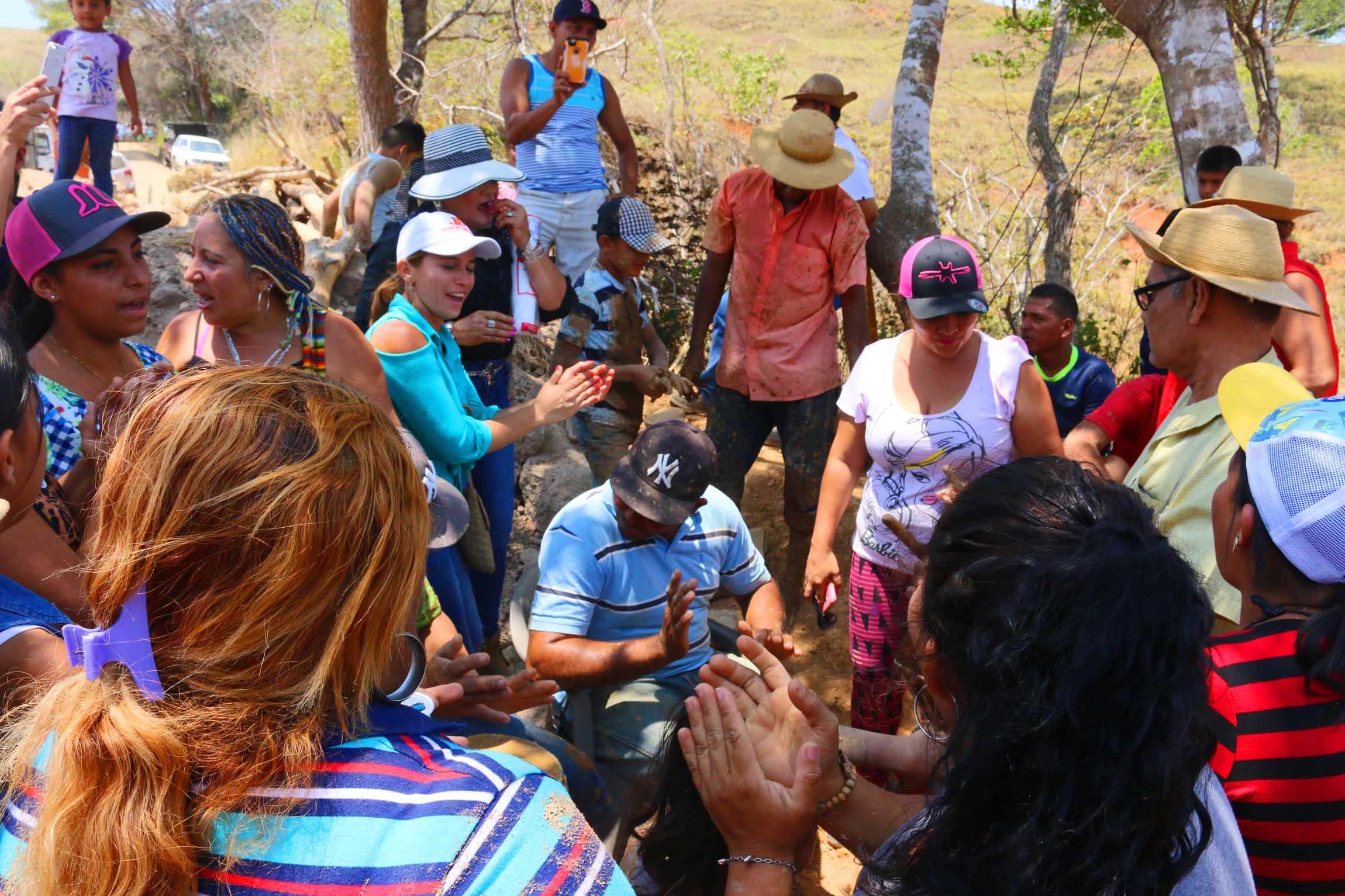 Building Our Casa de Quincha Mud Home in One Day - Turiya